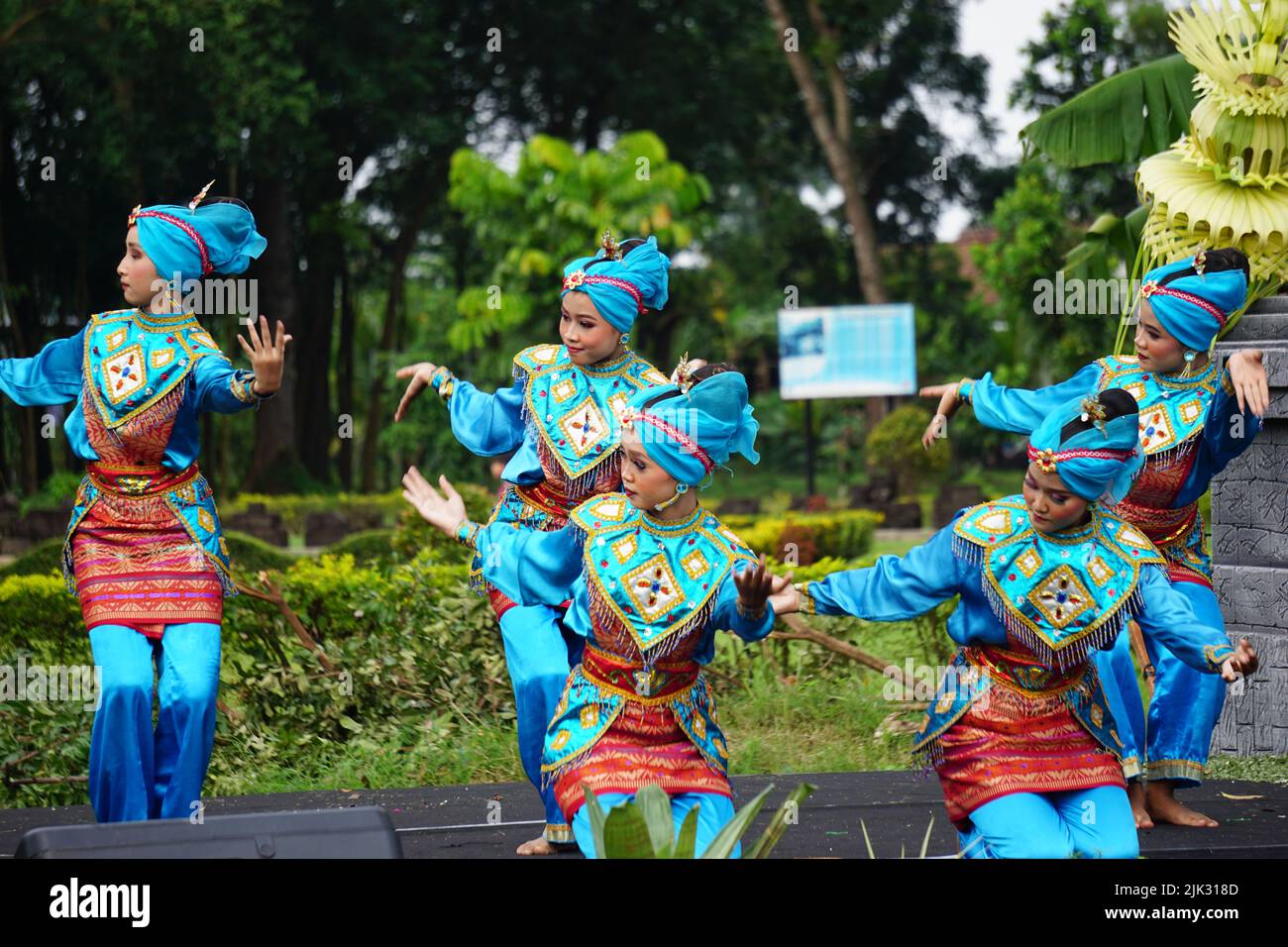 Indonesian perform minang ria dance to commemorate world dance day ...
