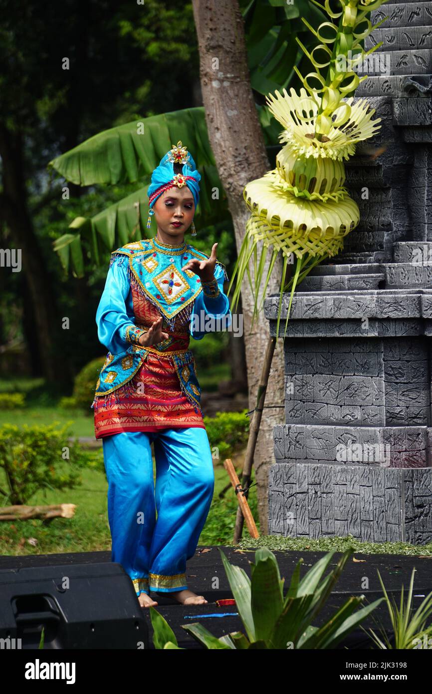 Indonesian perform minang ria dance to commemorate world dance day ...