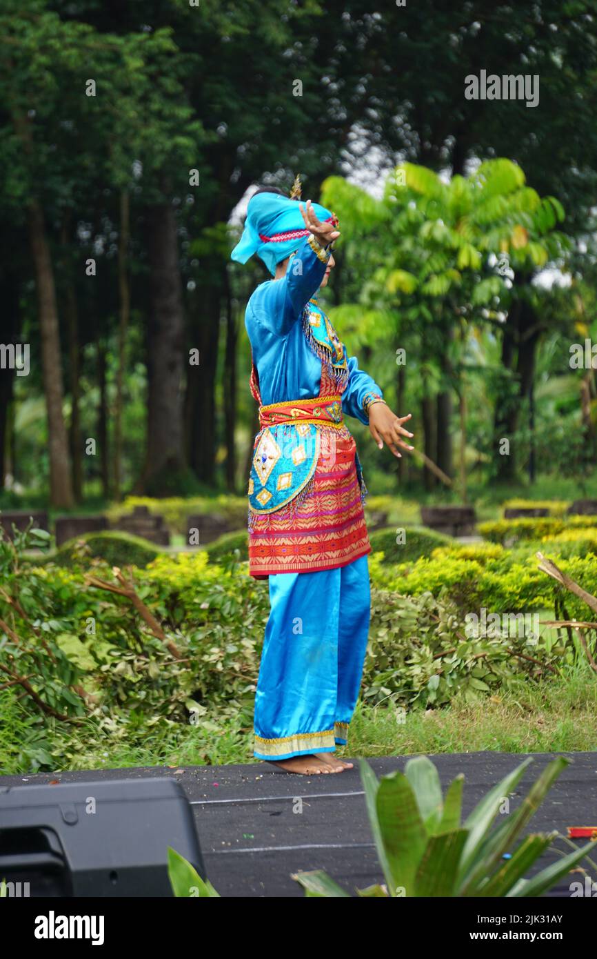 Indonesian perform minang ria dance to commemorate world dance day ...