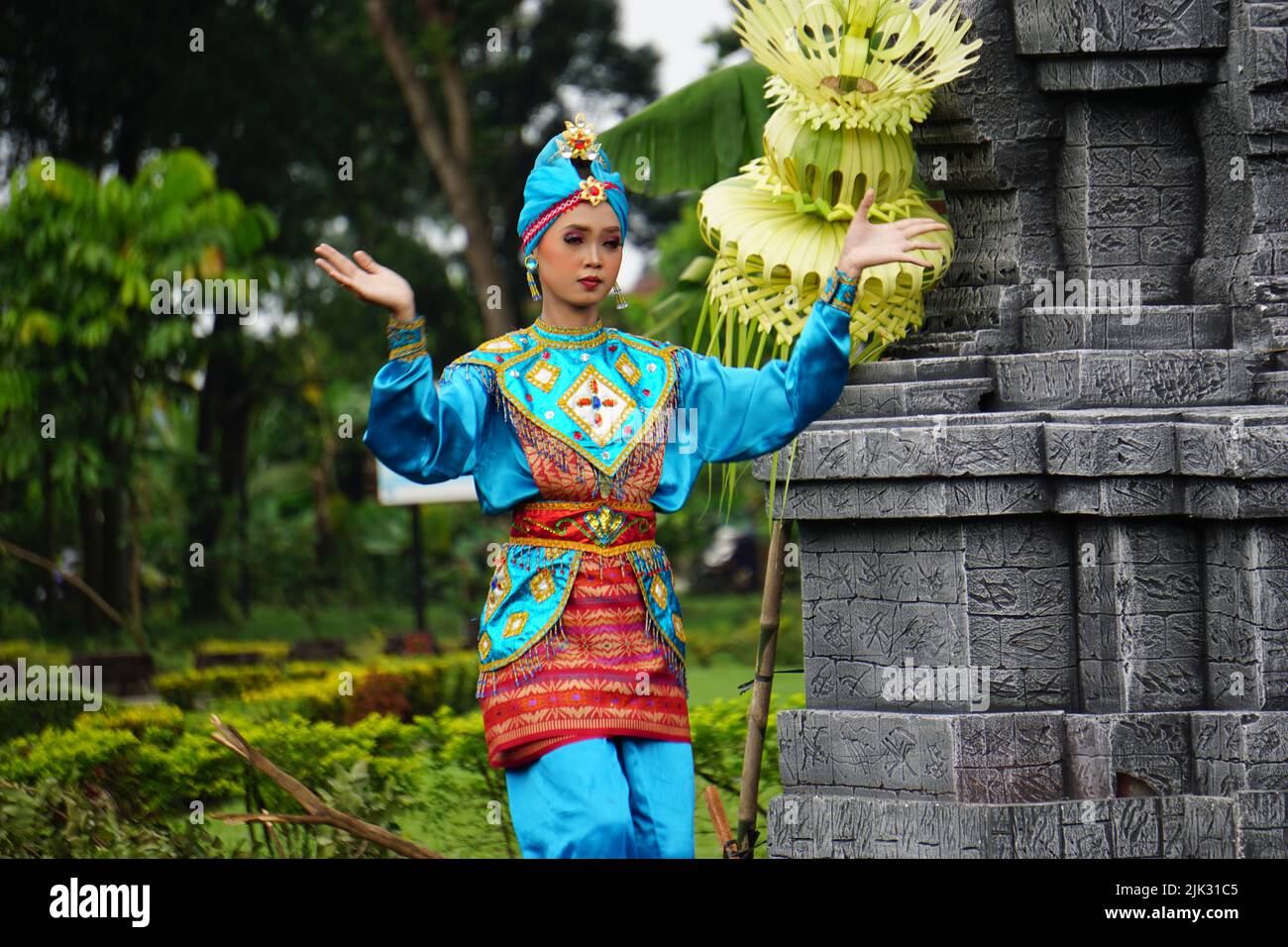 Indonesian perform minang ria dance to commemorate world dance day ...