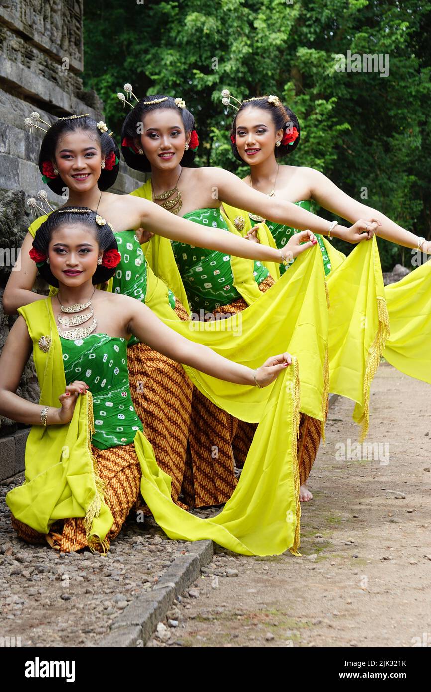 Kemben hi-res stock photography and images - Alamy