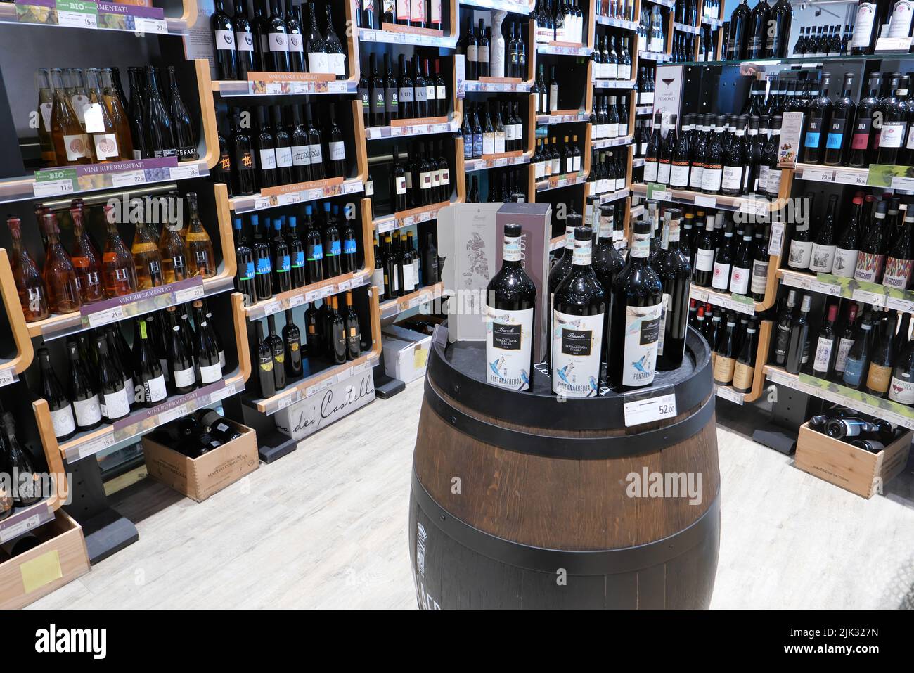 SHELVES OF WINE BOTTLES INSIDE THE EATALY FOOD STORE Stock Photo - Alamy