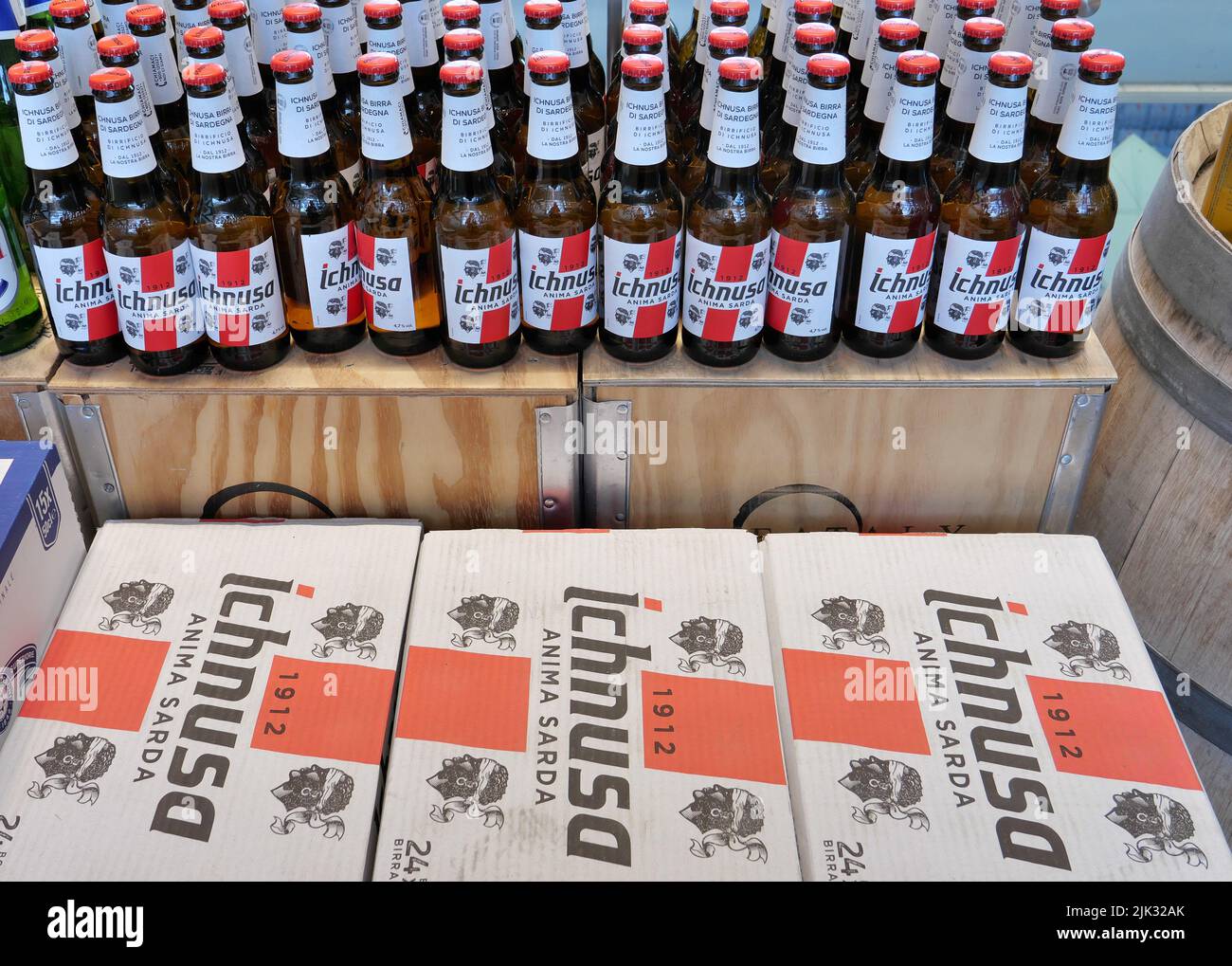 ICHNUSA SARDINIAN BEER BOTTLES INSIDE THE EATALY FOOD STORE Stock Photo ...