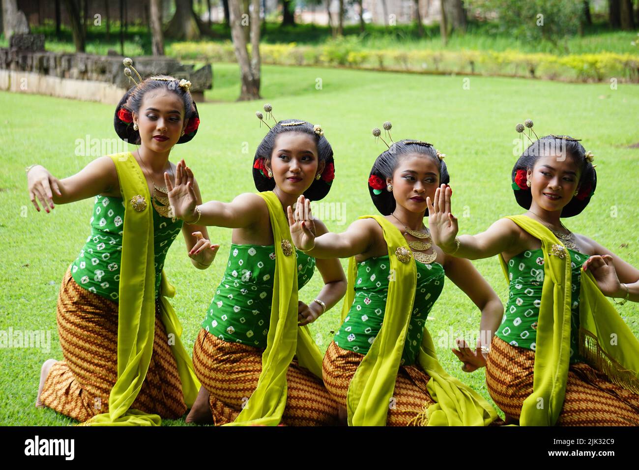 Kemben hi-res stock photography and images - Alamy