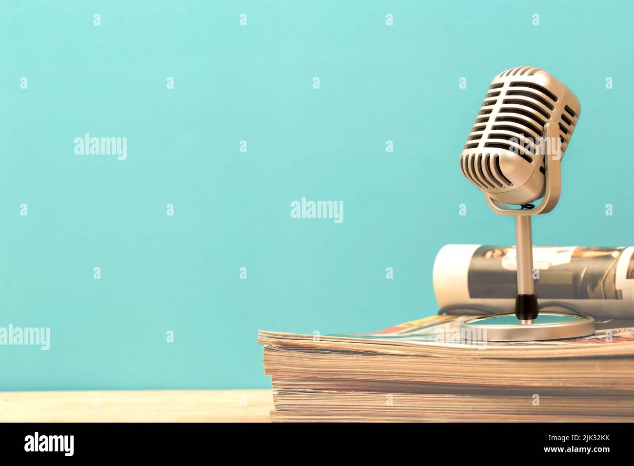 Stage with old fashion mic hi-res stock photography and images - Alamy