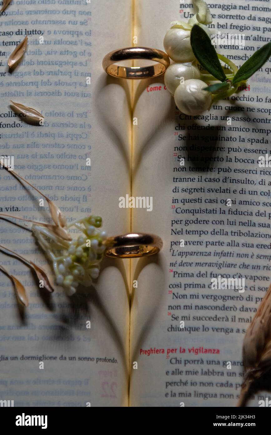Bible two gold wedding rings hi-res stock photography and images - Alamy