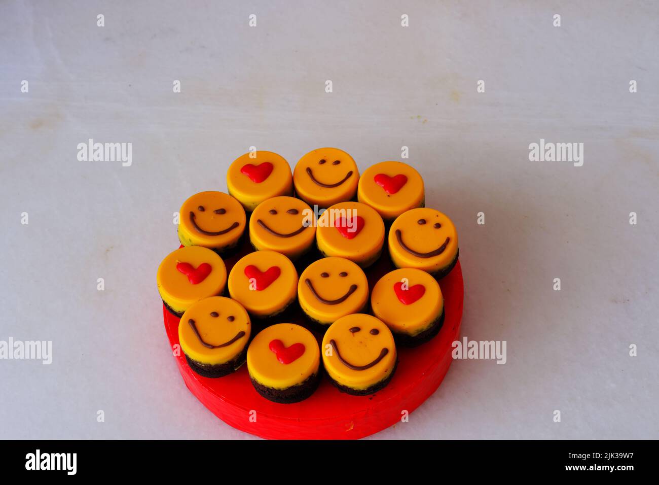 Smiley face cake hi-res stock photography and images - Alamy