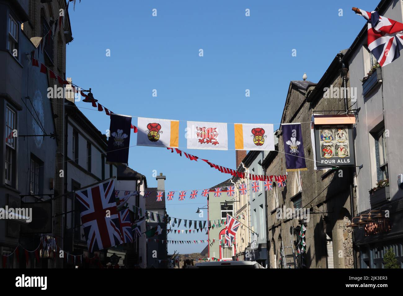 Netflix The Crown, Actors arriving at Caernarfon castle in North Wales ...