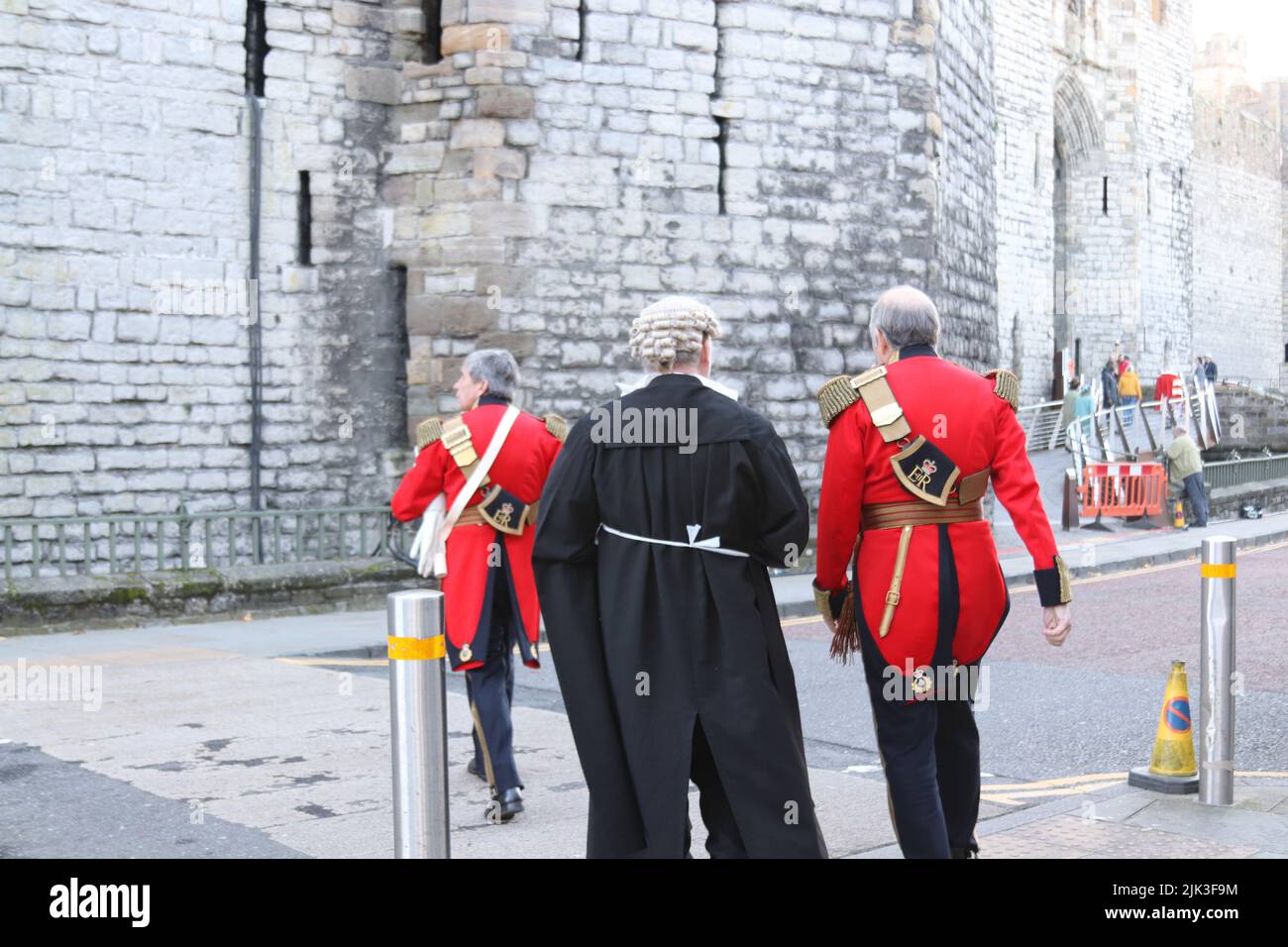 Netflix The Crown, Actors arriving at Caernarfon castle in North Wales ...
