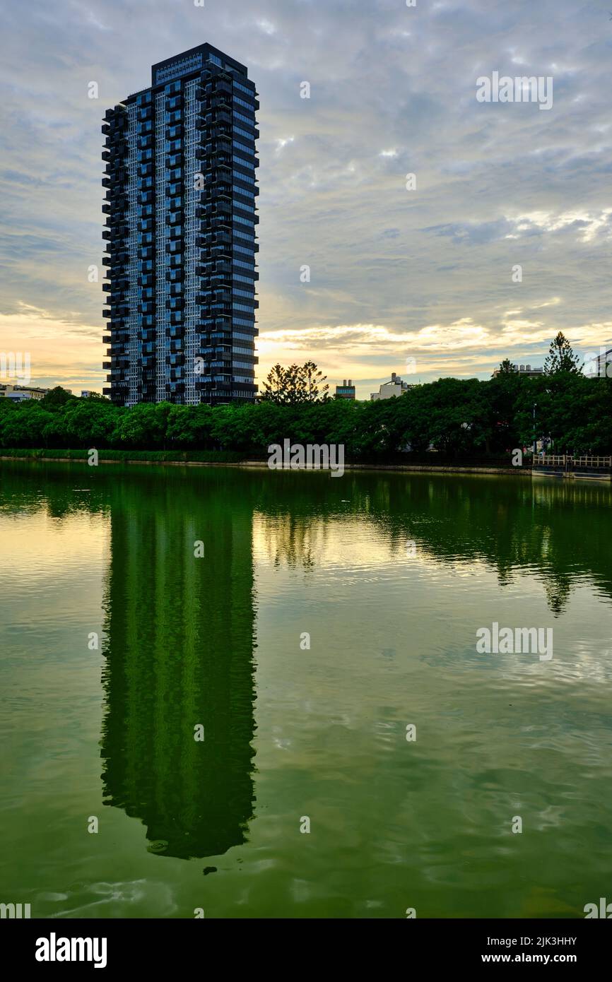 Water reflection building hi-res stock photography and images - Alamy