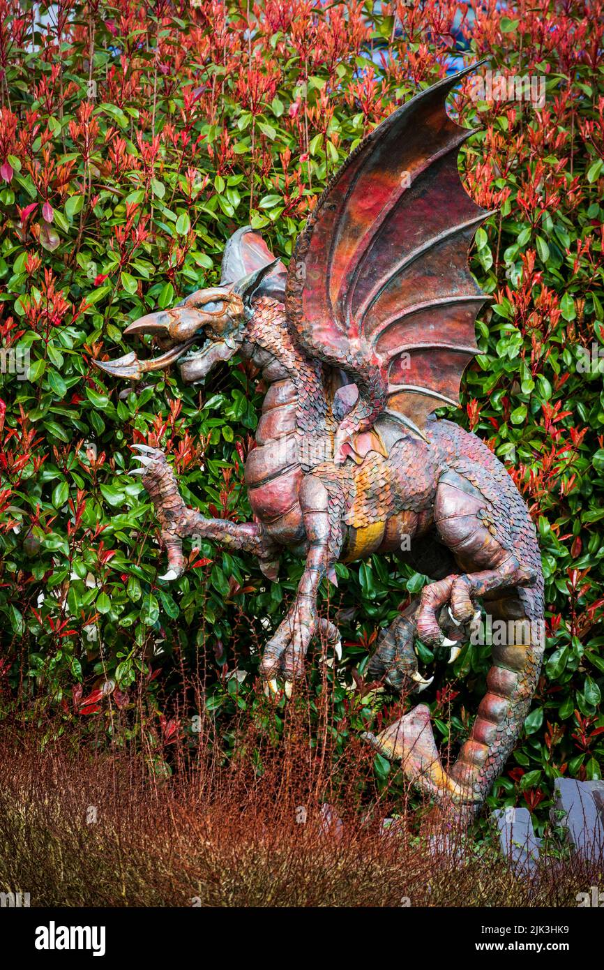 Welsh dragon sculpture hi-res stock photography and images - Alamy