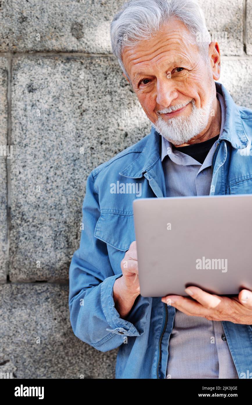 Elderly student class hi-res stock photography and images - Alamy