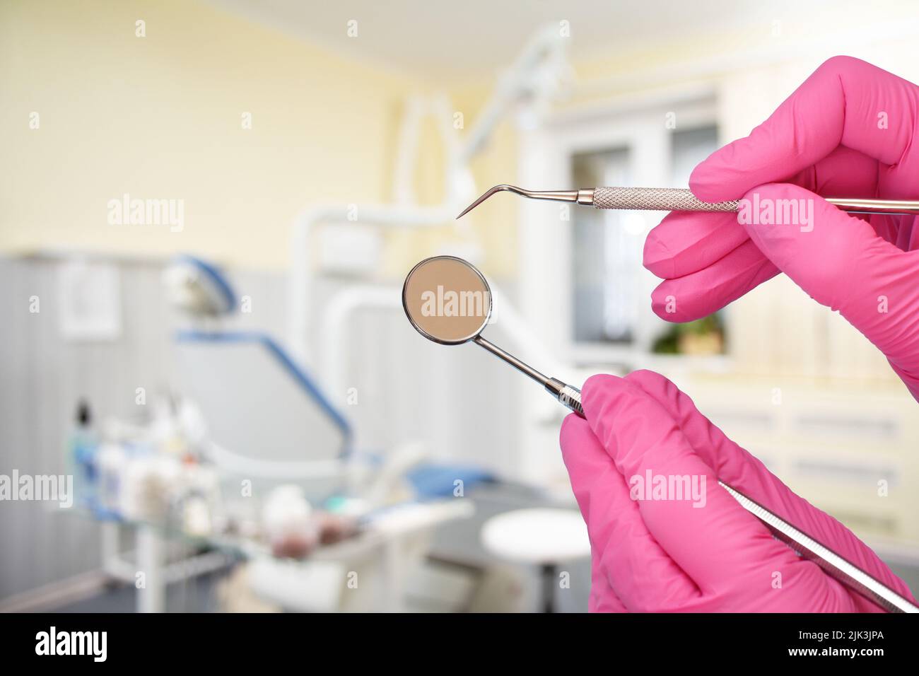 Dentist's hands with probe and mouth mirror Stock Photo - Alamy