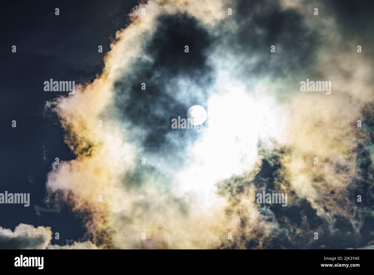 Diffraction of light on drops of supercooled water in clouds, rainbow ...