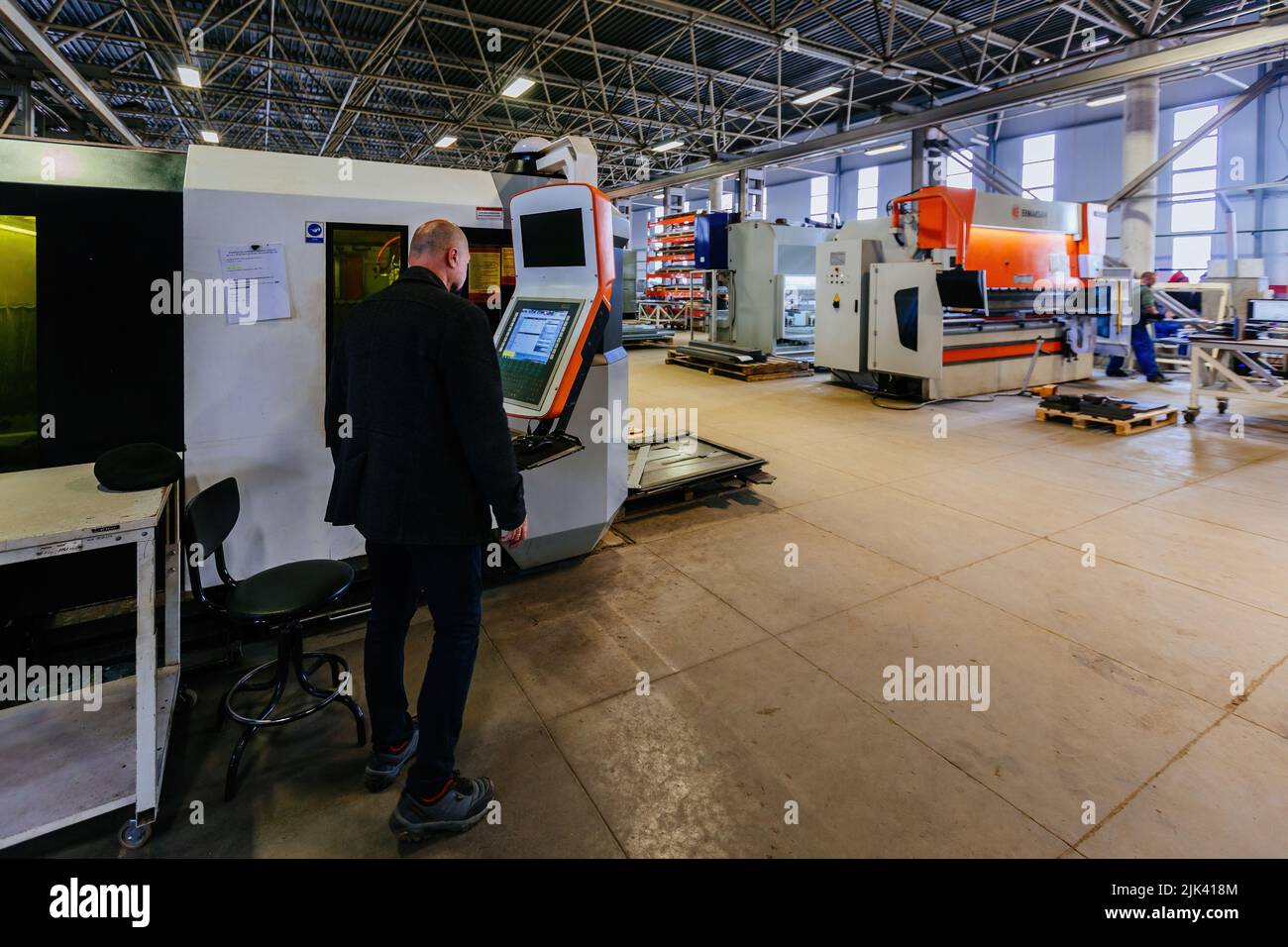 Mechanic working in assembly workshop hi-res stock photography and ...