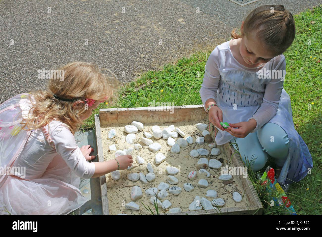 Girls play 2 hi-res stock photography and images - Alamy