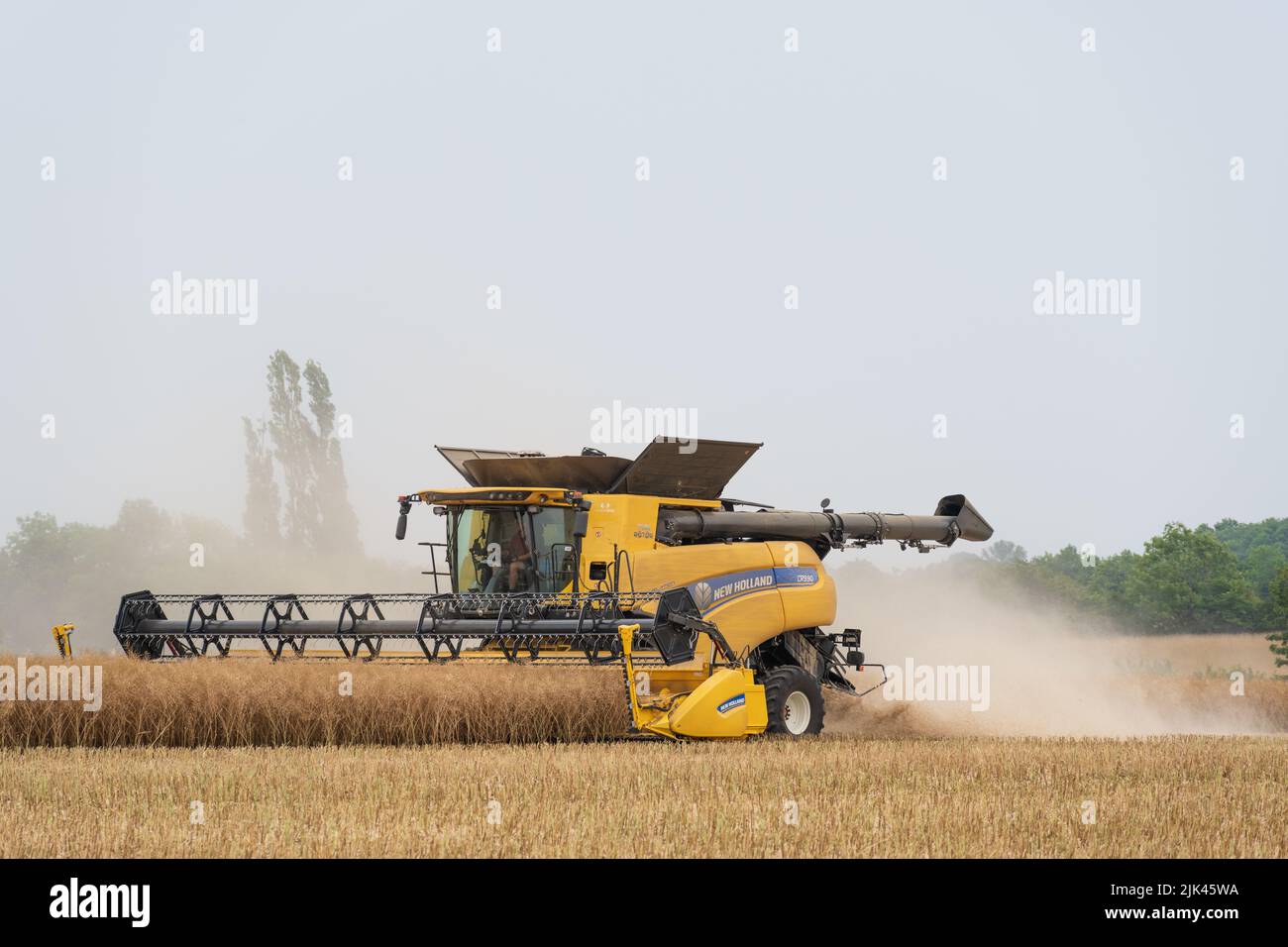 Modern combine harvester uk hi-res stock photography and images - Alamy