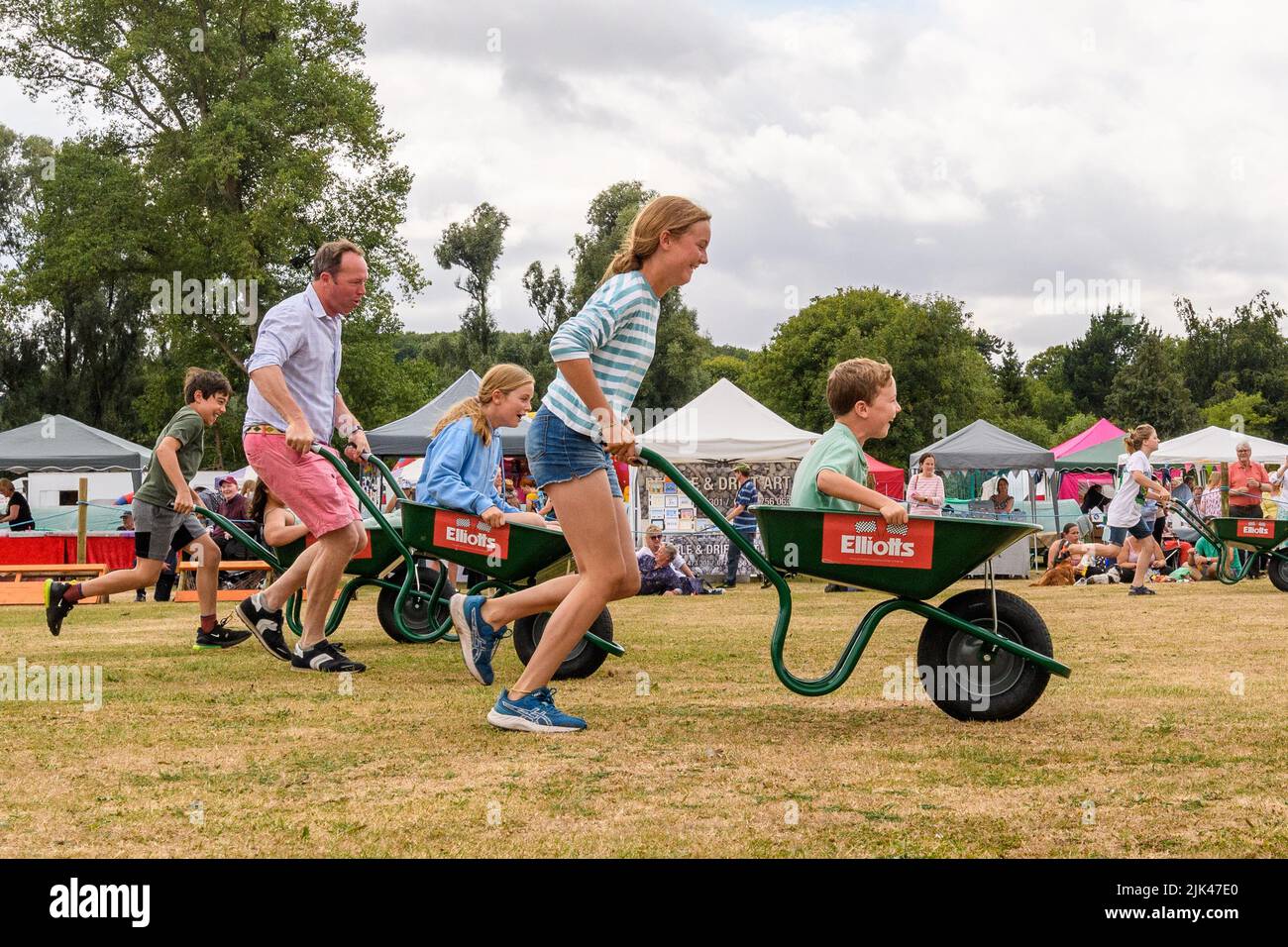 Wheelbarrow racing hi-res stock photography and images - Alamy