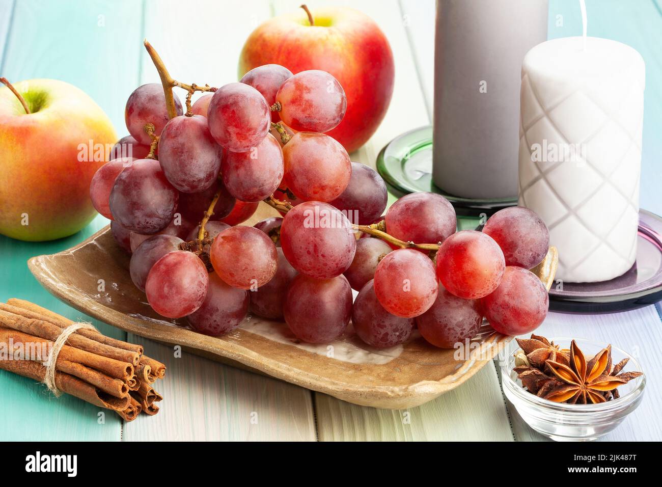 Whole bunch red grape hi-res stock photography and images - Alamy