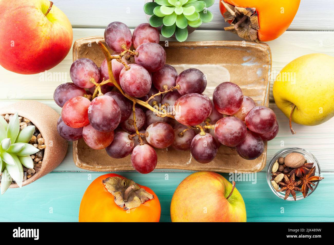 Whole bunch red grape hi-res stock photography and images - Alamy