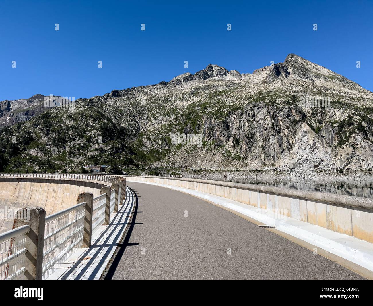 Barrage (Dam) Lac de Cap-de-Long reservoir high amongst Pyrenees ...