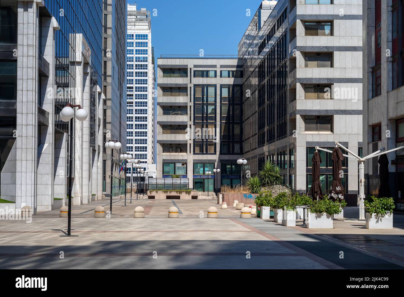 Courtyard perspective skyscraper hi-res stock photography and images ...
