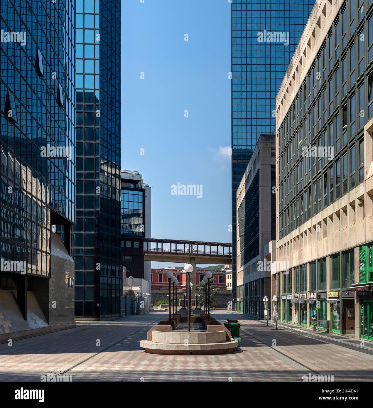 Courtyard perspective skyscraper hi-res stock photography and images ...