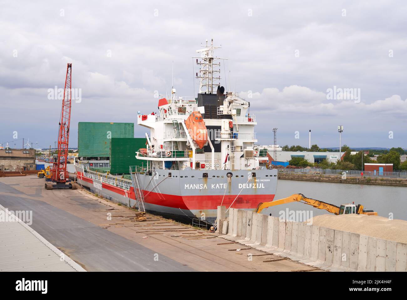 Dock crane next to a bulk carrier cargo ship in Hull docks, Yorkshire ...