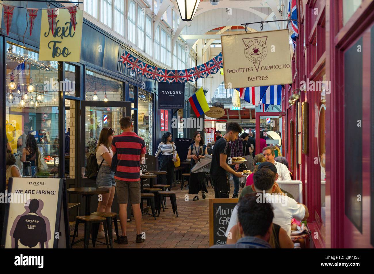 People walking outside shops hi-res stock photography and images - Alamy
