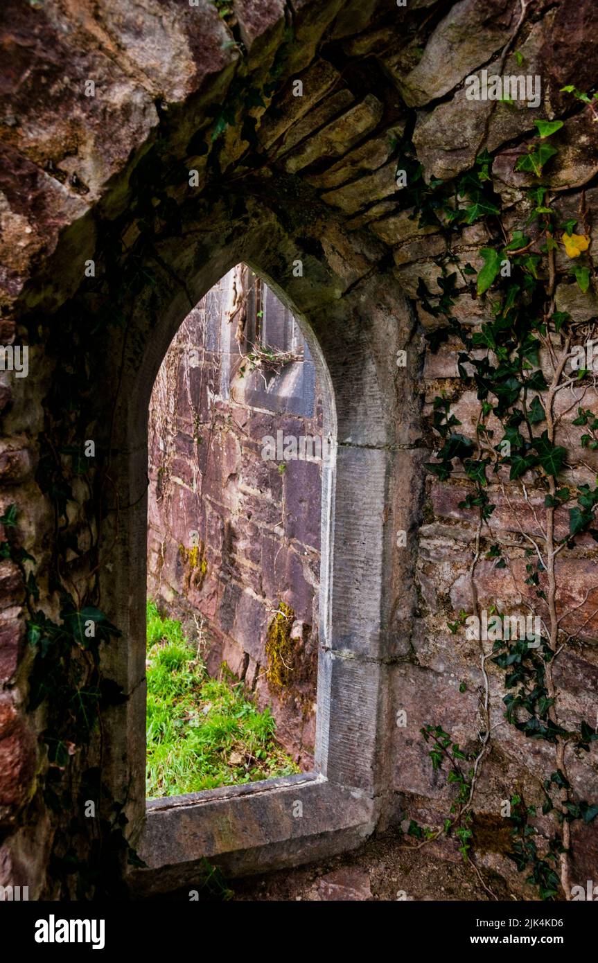 Gothic pointed arch window hi-res stock photography and images - Alamy