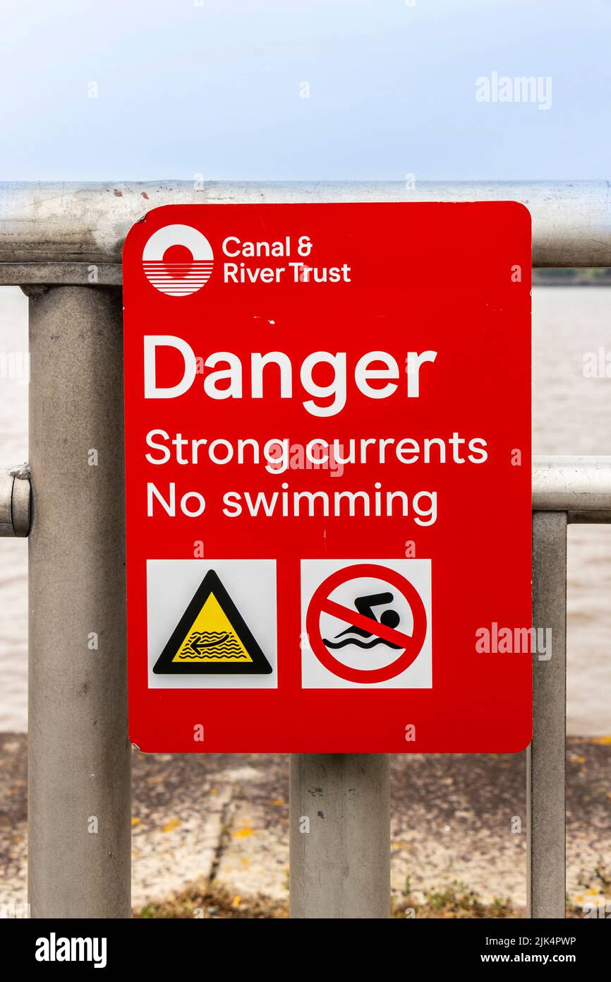 Canal and river trust warning sign hi-res stock photography and images ...