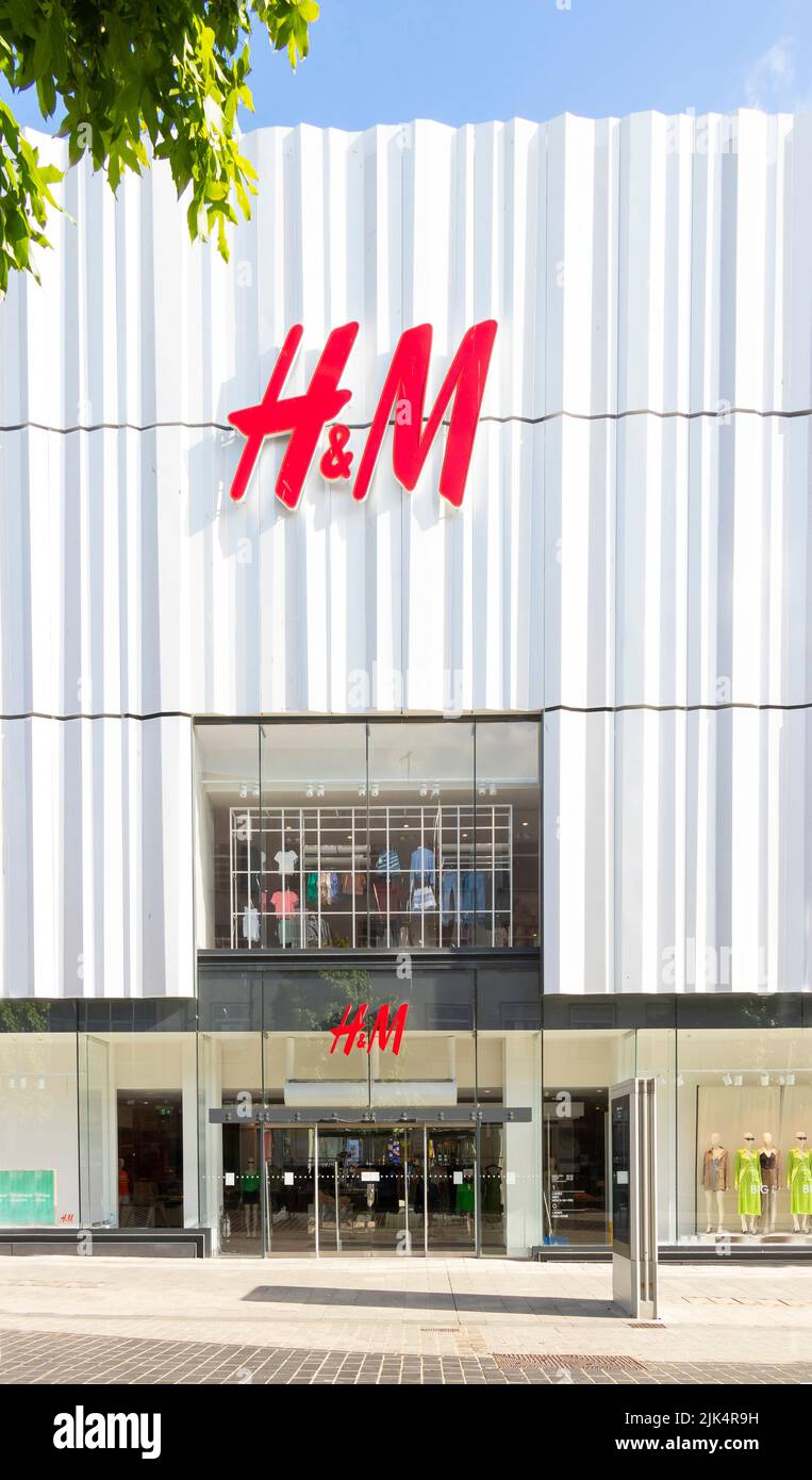 H&m shop sign store hi-res stock photography and images - Alamy