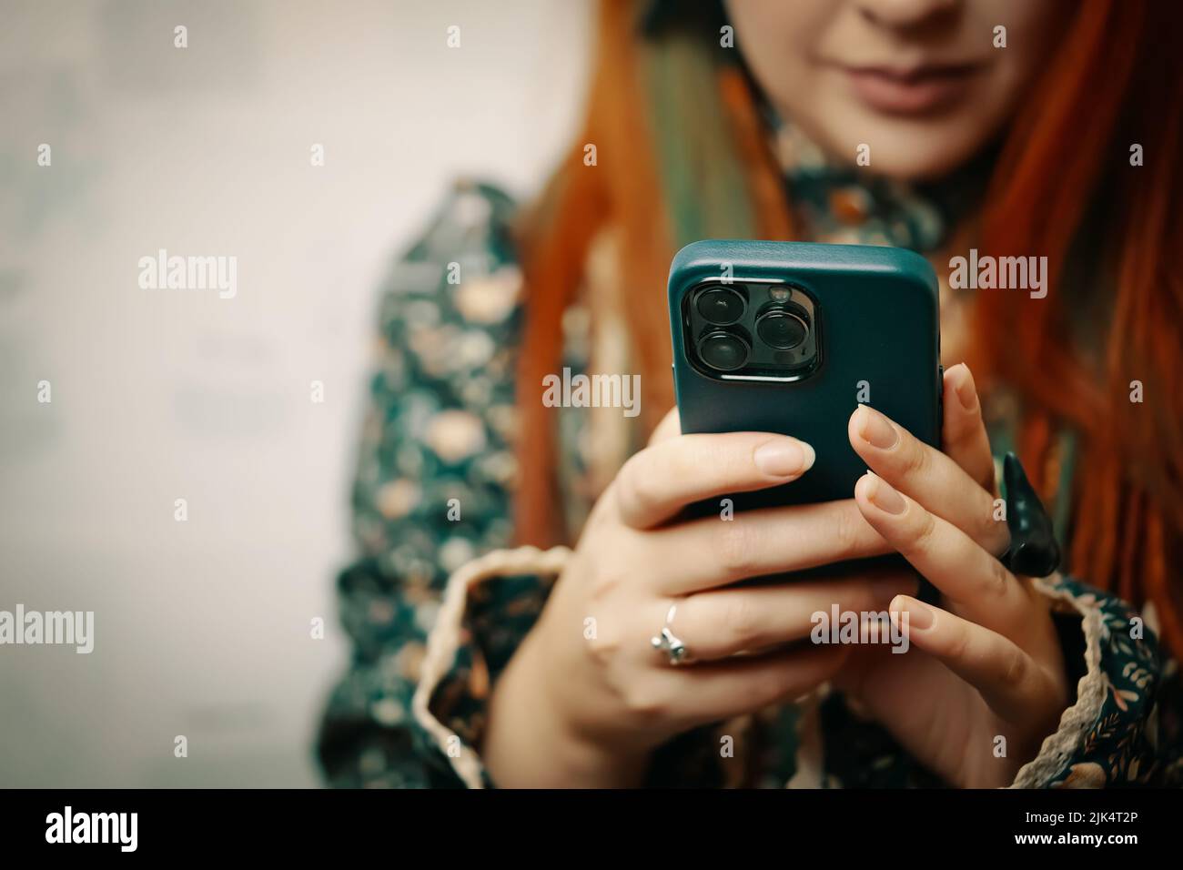 Mobile phone in women's hands Stock Photo - Alamy