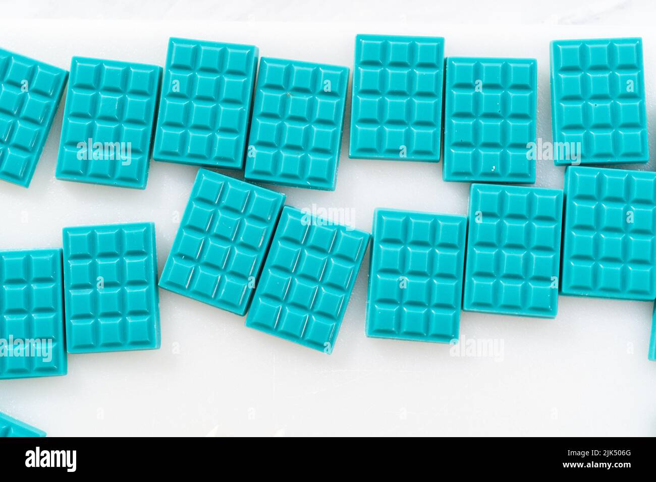 Drizzling melted white chocolate and sprinkling with white pearl sugar ...