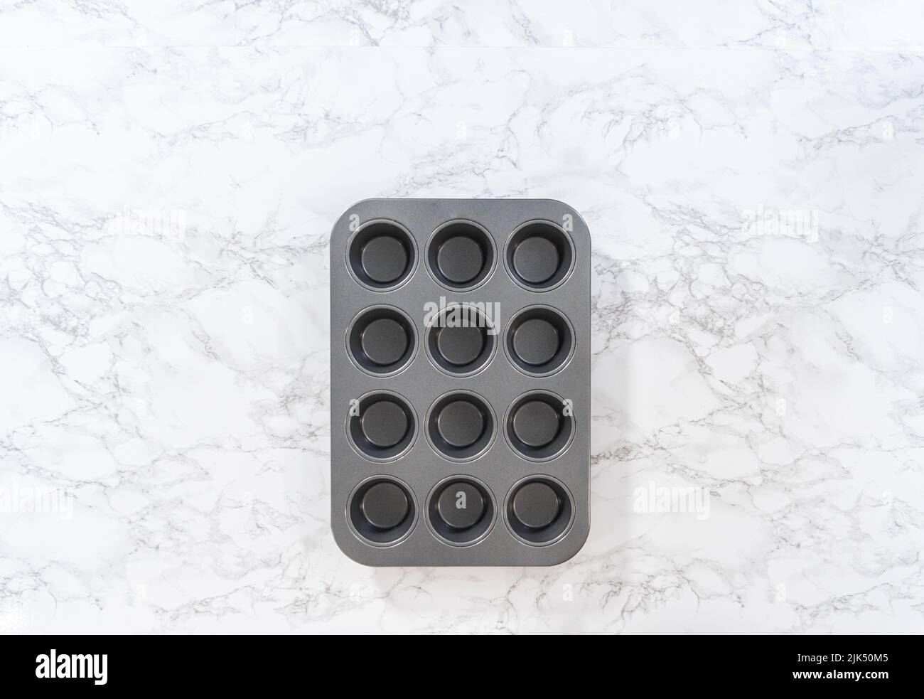 Lining cupcake pan foil hi-res stock photography and images - Alamy