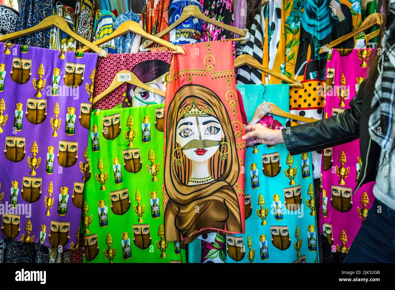 Textiles arab qatar hi-res stock photography and images - Alamy