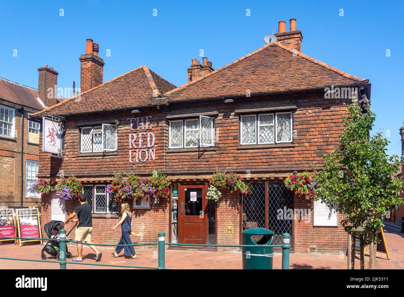 17th century The Red Lion Pub, High Street, Egham, Surrey, England ...