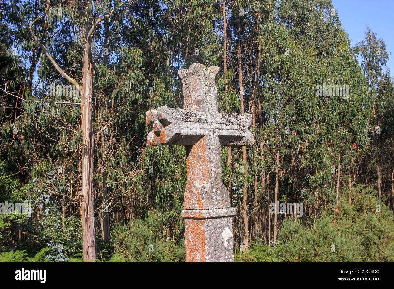 Carved tree cross hi-res stock photography and images - Alamy