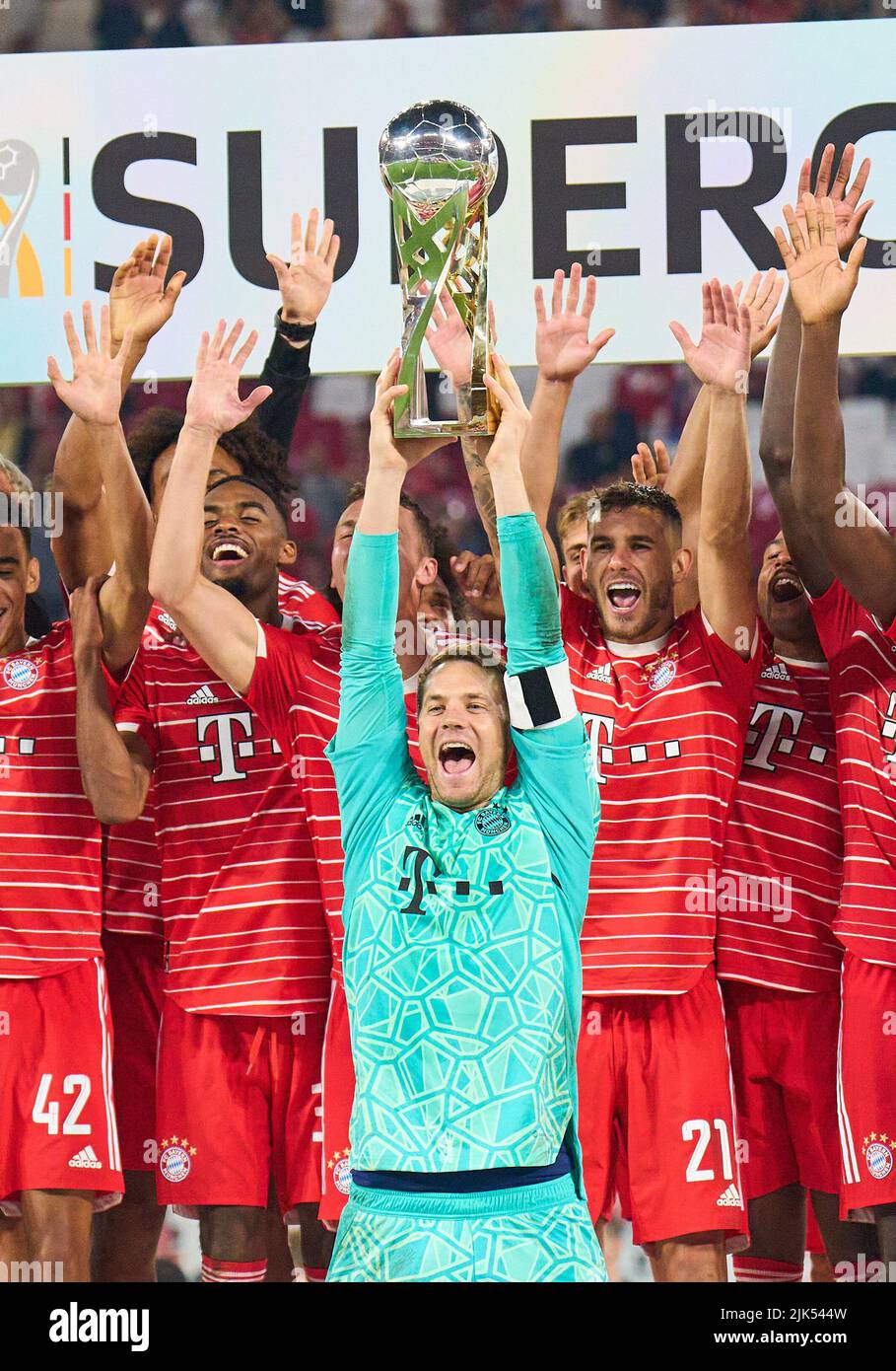 Manuel neuer trophy hi-res stock photography and images - Alamy