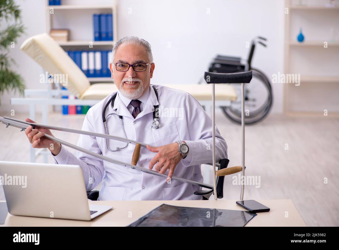 Professional doctor in hospital working Stock Photo - Alamy