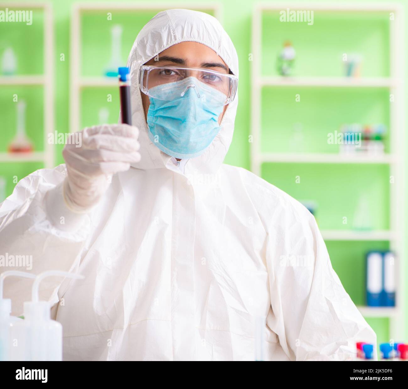 The chemist working in the lab on new experiment Stock Photo - Alamy