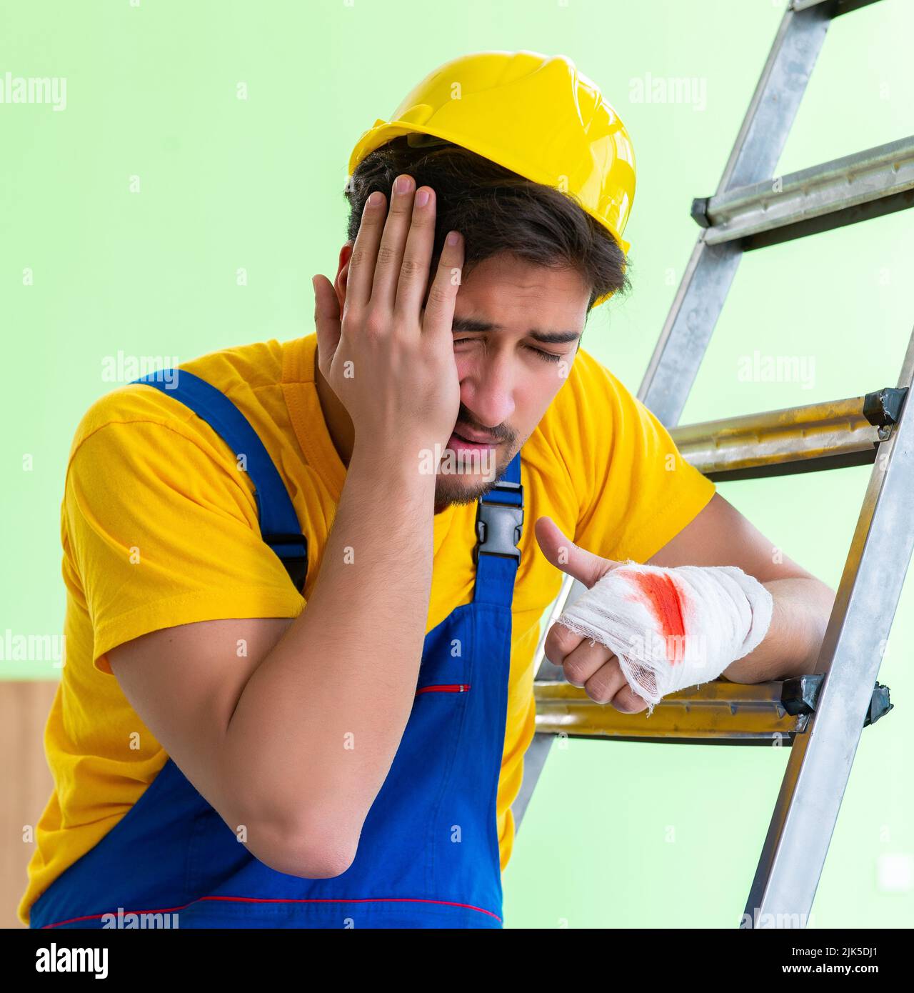 The injured worker at the work site Stock Photo - Alamy