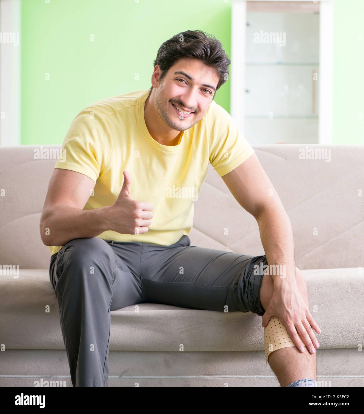 The man applying pepper capsicum plaster to relieve pain Stock Photo ...