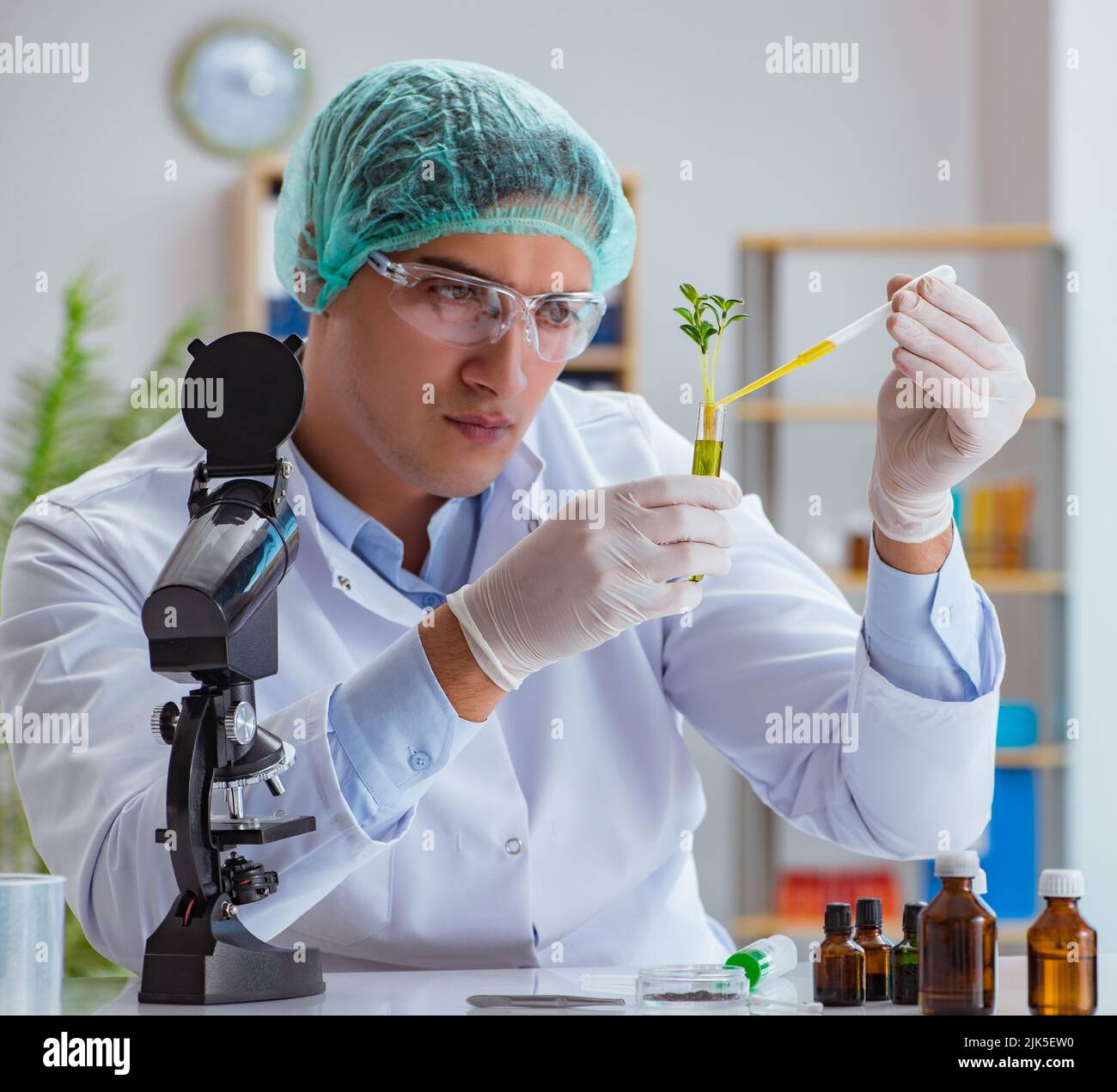 The biotechnology scientist working in the lab Stock Photo - Alamy