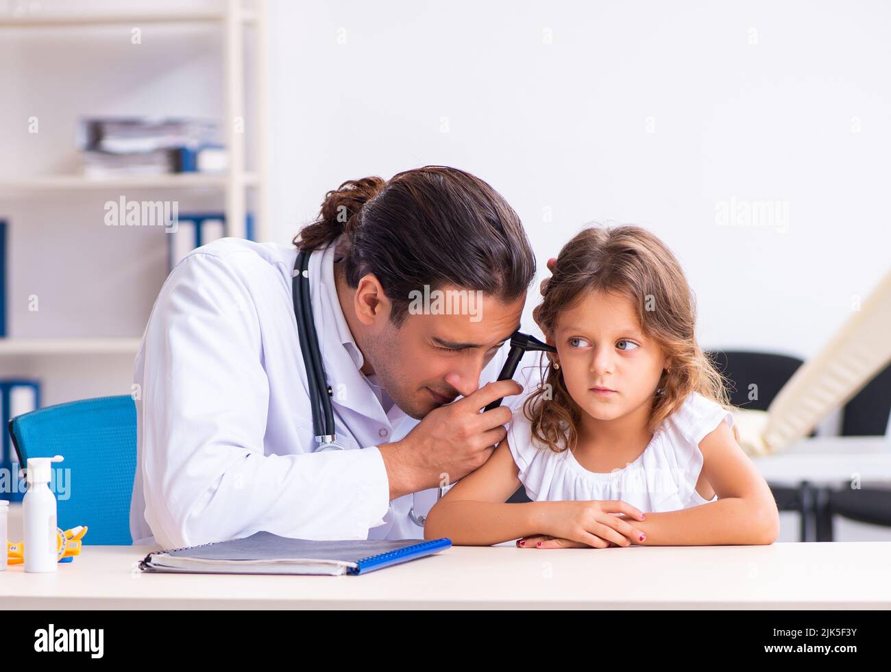 The young doctor pediatrician with small girl Stock Photo - Alamy