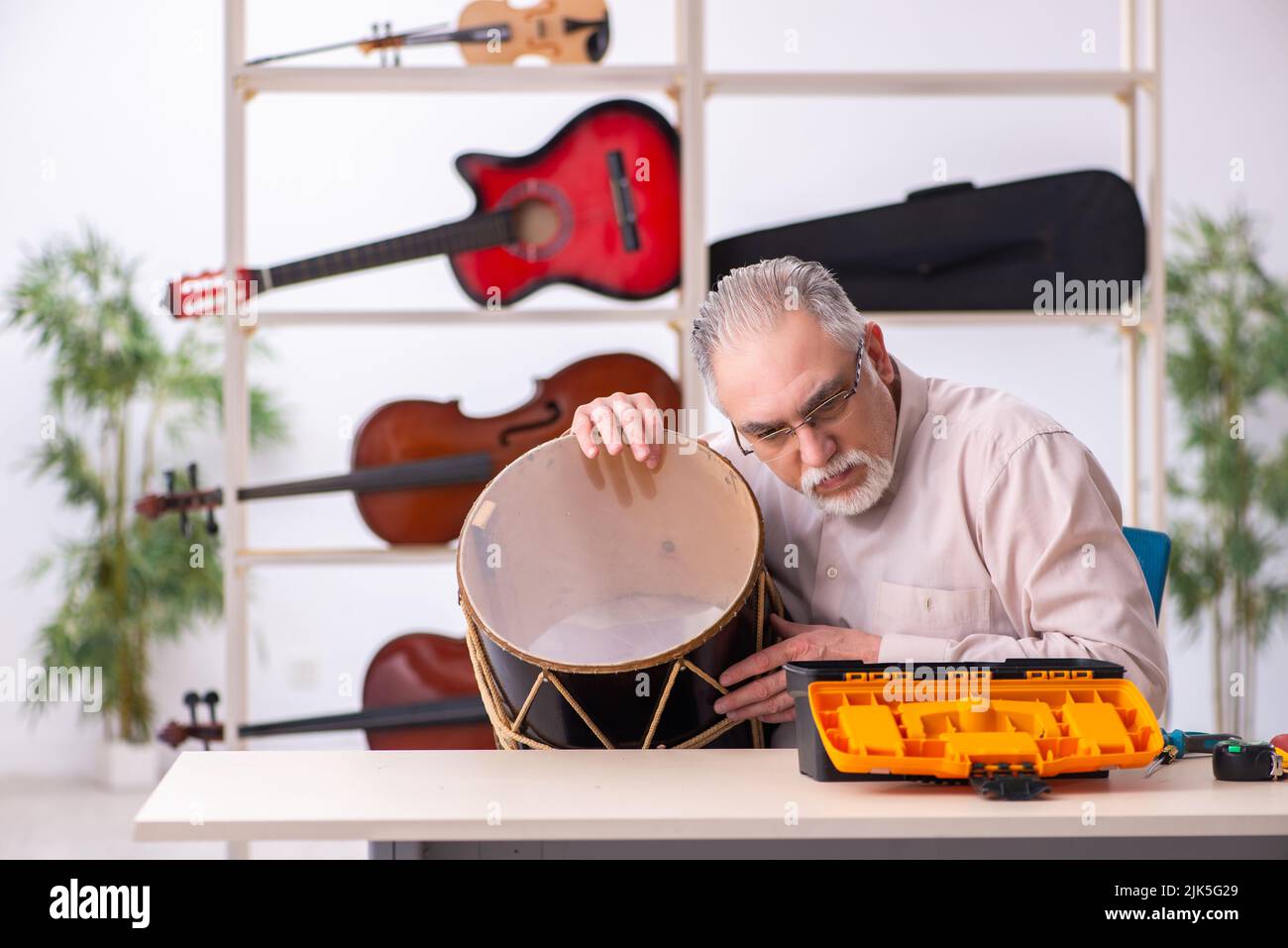 Man adjusting drum hi-res stock photography and images - Alamy