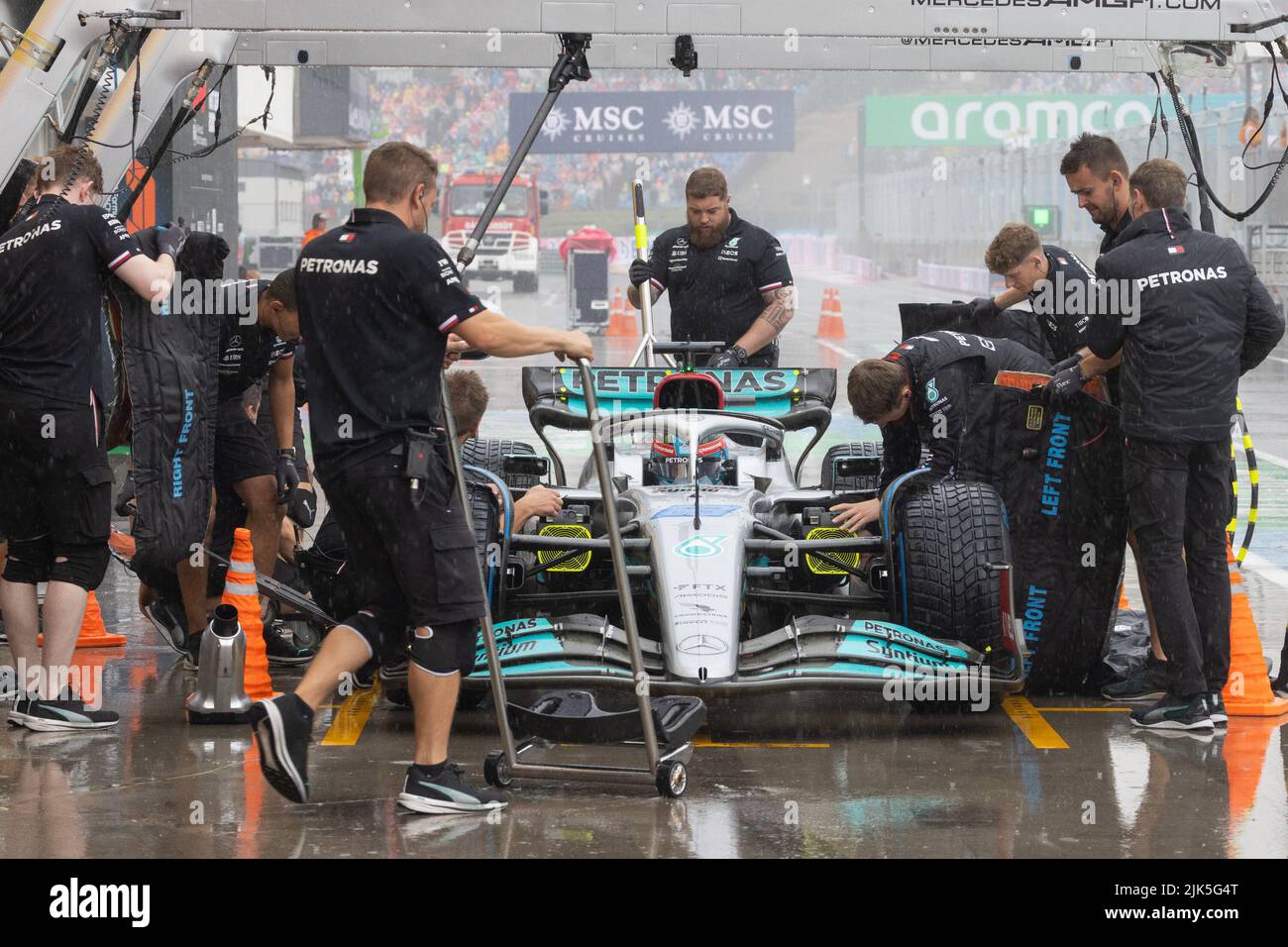 Mercedes f1 pit stop 2022 hi-res stock photography and images - Alamy