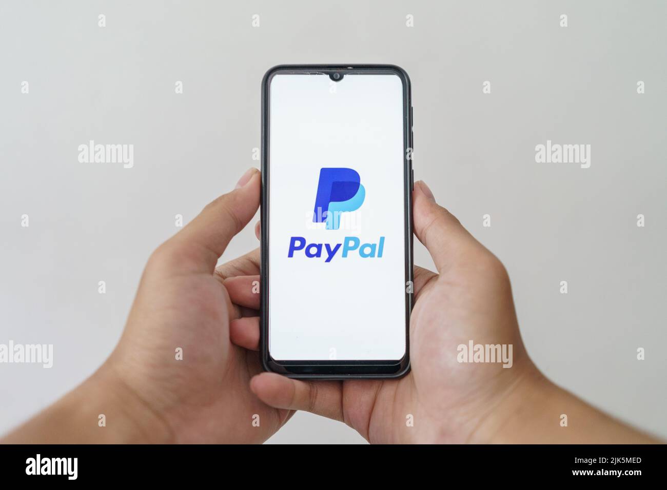 Phone shows app store hi-res stock photography and images - Alamy