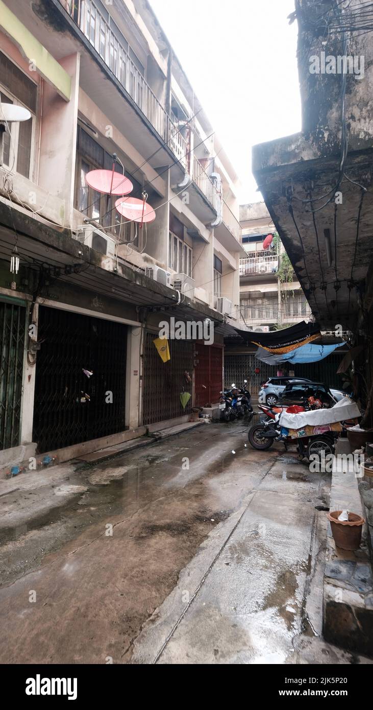 Bangkok Back Alley Buildings tourist attraction Stock Photo - Alamy
