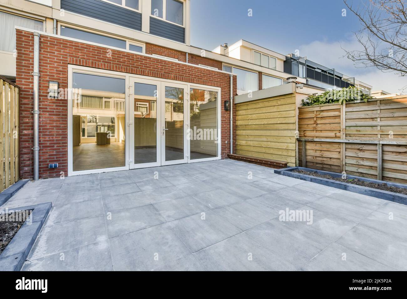 Simple small empty patio with snear wooden fence Stock Photo - Alamy